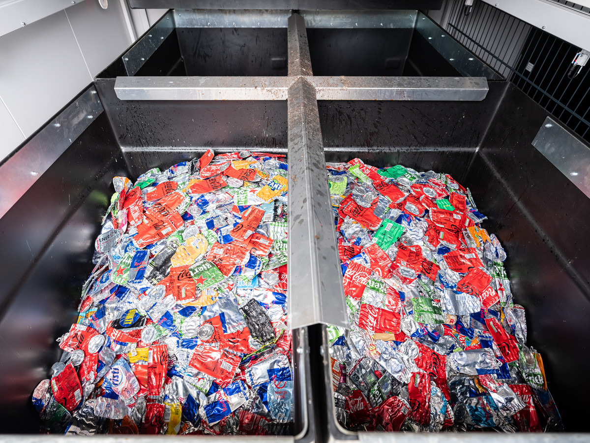 Blikjes en flesjes met zakken tegelijk in de automaat kiepen: het kan ...