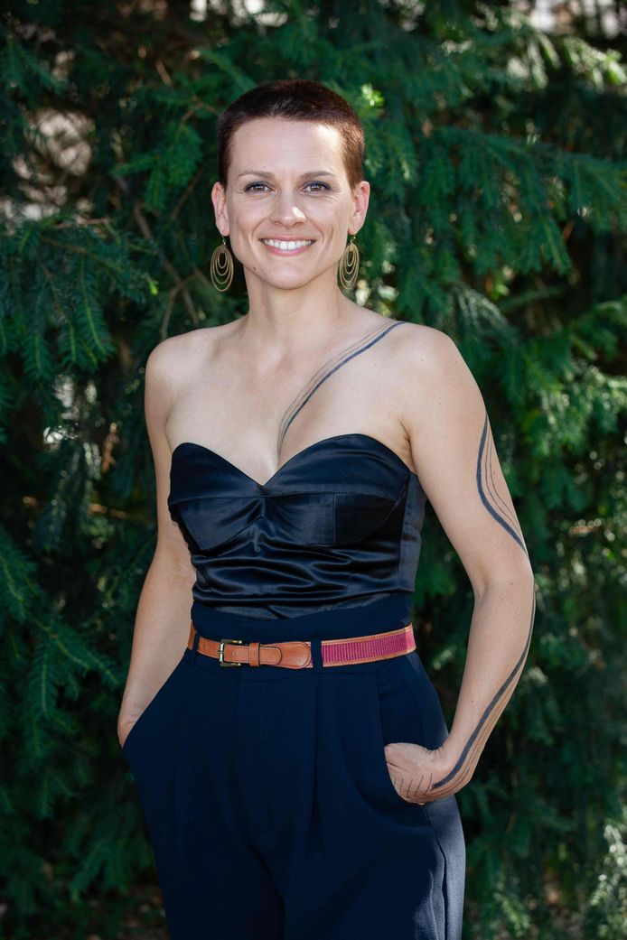 Veerle Baetens krijgt kort kopje én opvallende tattoo voor nieuwe rol ...