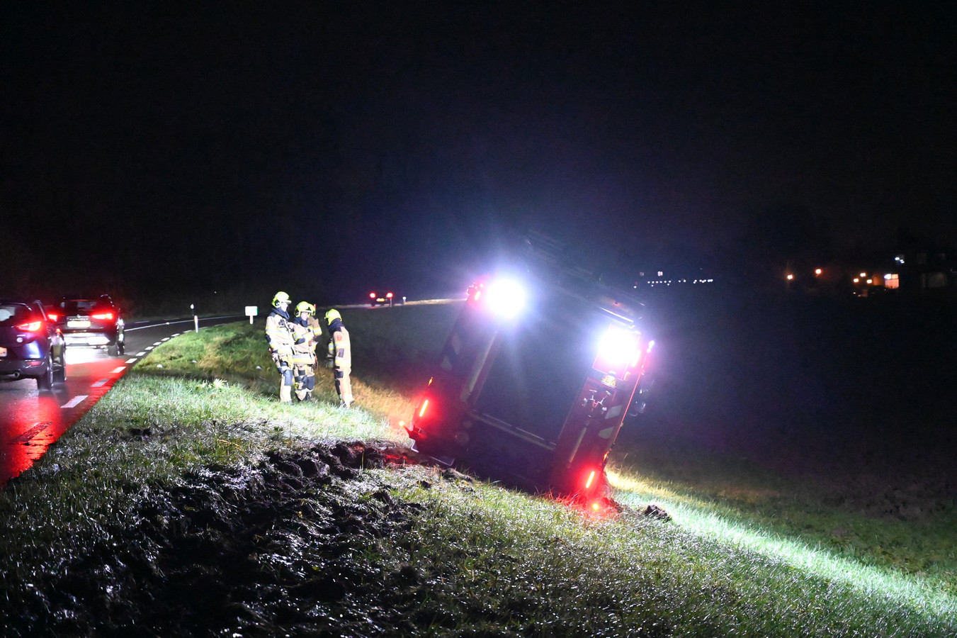 Brandweerwagen rijdt van dijk af en zorgt voor flinke verkeershinder ...