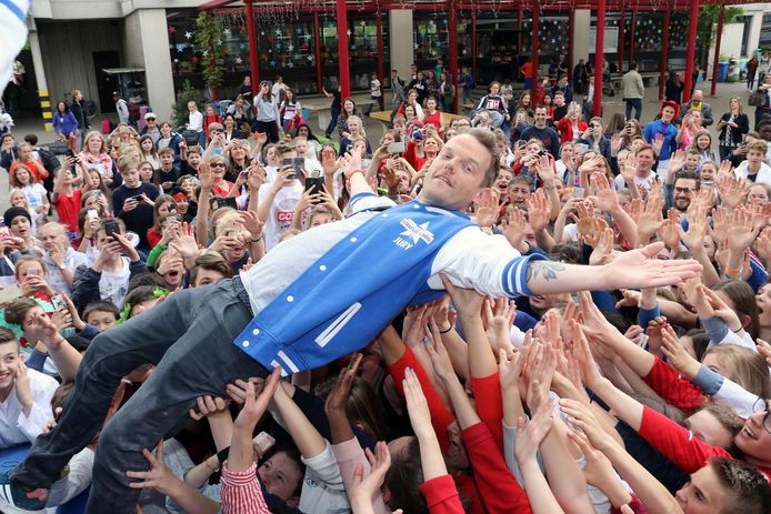 Crowdsurfen, heftruck en grote rode knop | Geel | hln.be