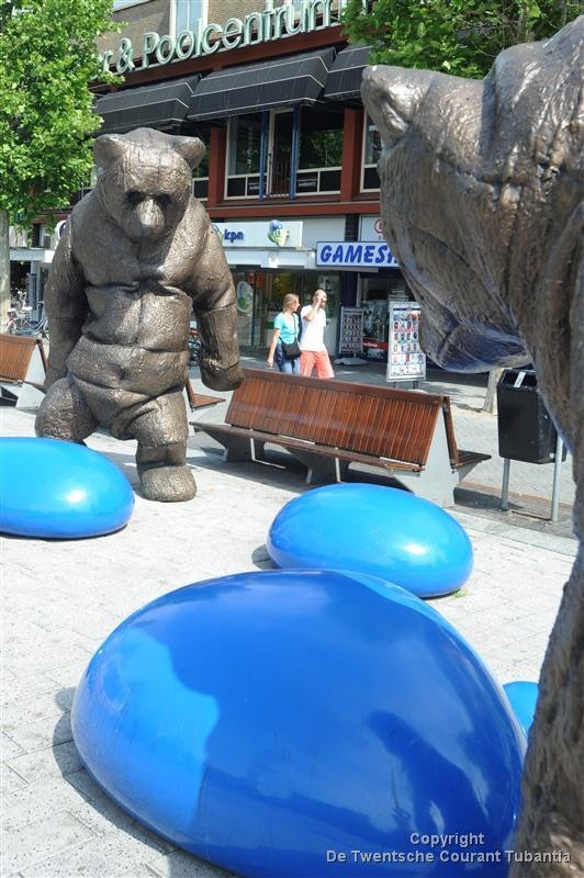 Bronzen beren op Markt ‘kunst’ | Foto | AD.nl