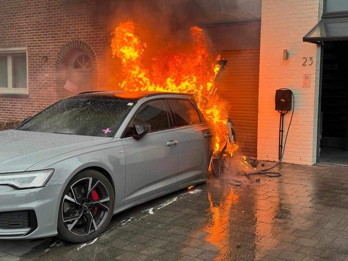 KIJK. Hybride voertuig vat vuur tijdens het opladen | Aartselaar | hln.be