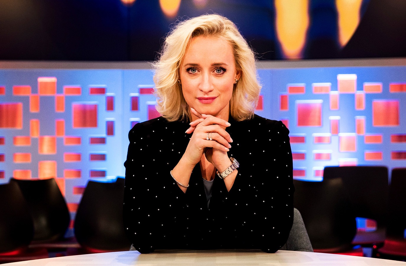 Ruim 900.000 kijkers zien Eva Jinek haar tranen wegslikken | Foto | AD.nl Ruim 900.000 kijkers zien Eva Jinek haar tranen wegslikken | Foto | AD.nl