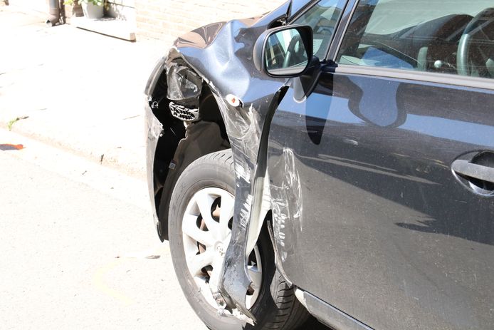 Bestuurster rijdt tegen geparkeerd voertuig, gaat over de kop en ... Bestuurster rijdt tegen geparkeerd voertuig, gaat over de kop en ...