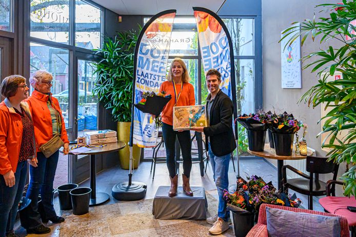 Marathonloper Michel Butter deelt de prijzen uit aan lopers in Etten ...