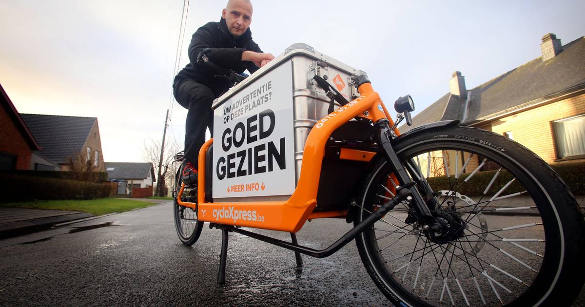 Koerier brengt pakjes per fiets | Oostende | hln.be