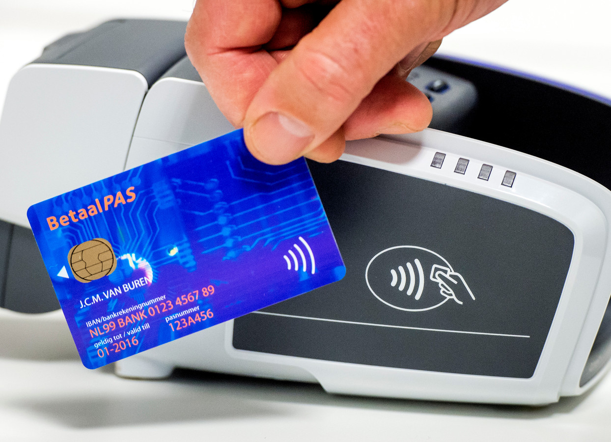 Pinpas nu echt populairder dan contant geld | Foto | AD.nl