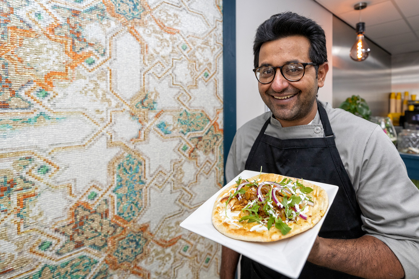 Naveed (32) was de allereerste Pakistaanse rietsnijder in Nederland, nu ...