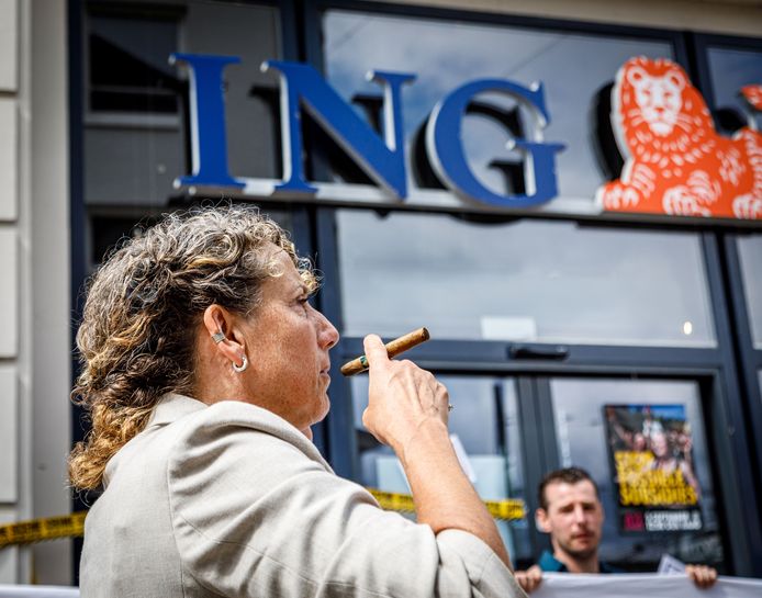 Extinction Rebellion steekt de draak met top ING-bank: met dikke sigaar zaterdag in actie om ...