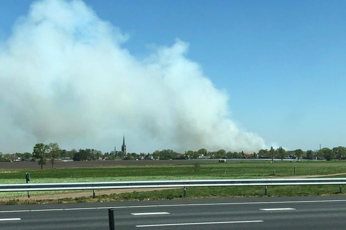 Zeer grote bosbrand in Deurnsche Peel breidt uit, rook in wijde ...