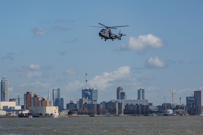 Helikopter vliegt boven Rotterdam ter voorbereiding op terrorisme ...