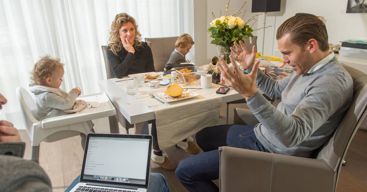 Binnenkijken bij Ruud Vormer thuis: ontbijt met Gouden Schoen op tafel ...