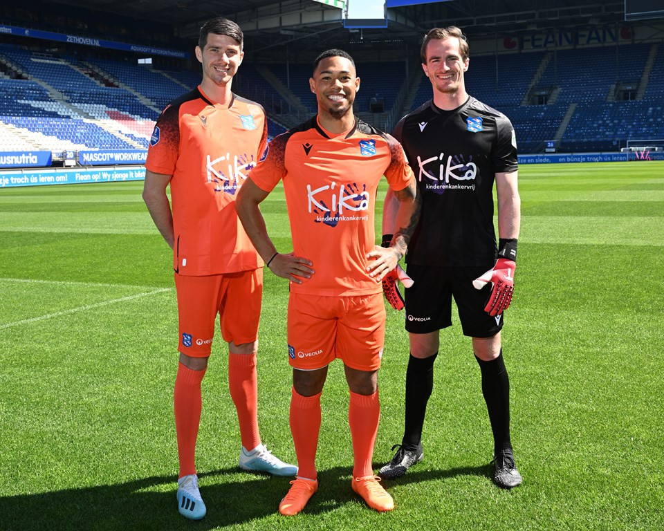 Heerenveen voetbalt in oranje voor KiKA: ‘De strijd tegen kinderkanker ...