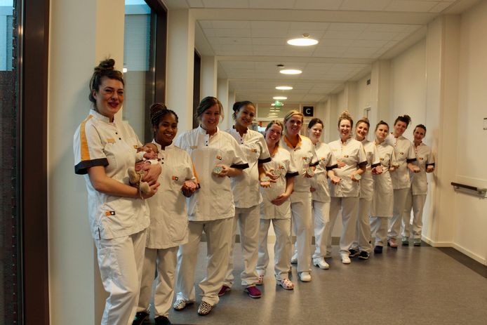 In dit ziekenhuis zijn 13 collega’s van de afdeling verloskunde tegelijk zwanger: ‘Altijd wat te ...