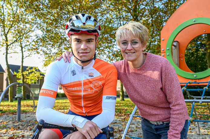 Achter moeders rug op weg naar de wielertop: ‘Ik heb mijn man voor zijn ...