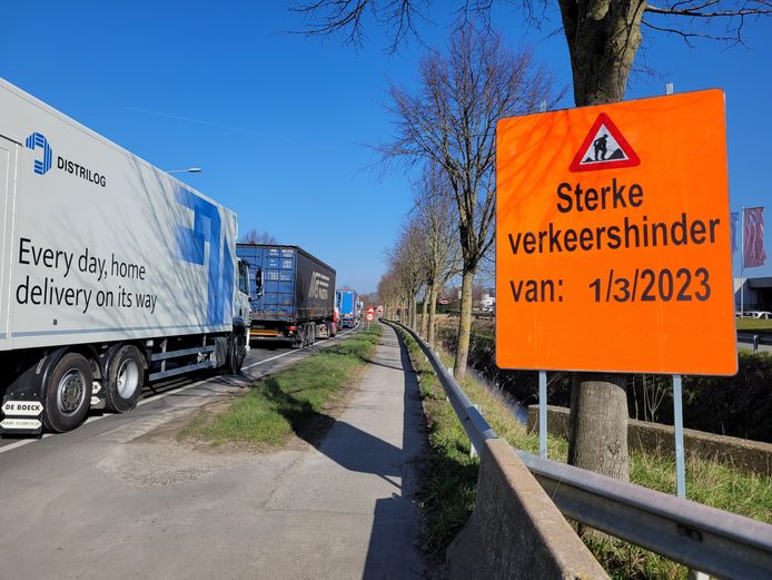 Veel hinder door aanleg nieuw kruispunt in Ruiseleedsesteenweg, al weet niemand wanneer het in ...