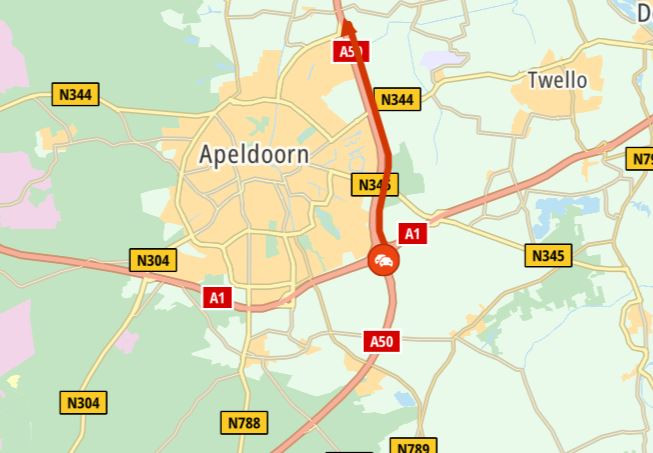 Botsing tussen bestelbus en personenauto zorgt voor ravage op A50 bij Apeldoorn | Foto ...