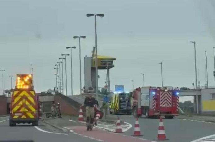 Motorrijder zwaargewond overgebracht naar ziekenhuis na ongeval aan Zelzatebrug | Zelzate | hln.be