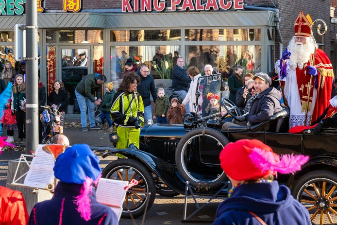 Pieten rond Sint in oldtimer kiezen zelf hun schmink in Bemmel: ‘Ik heb ...