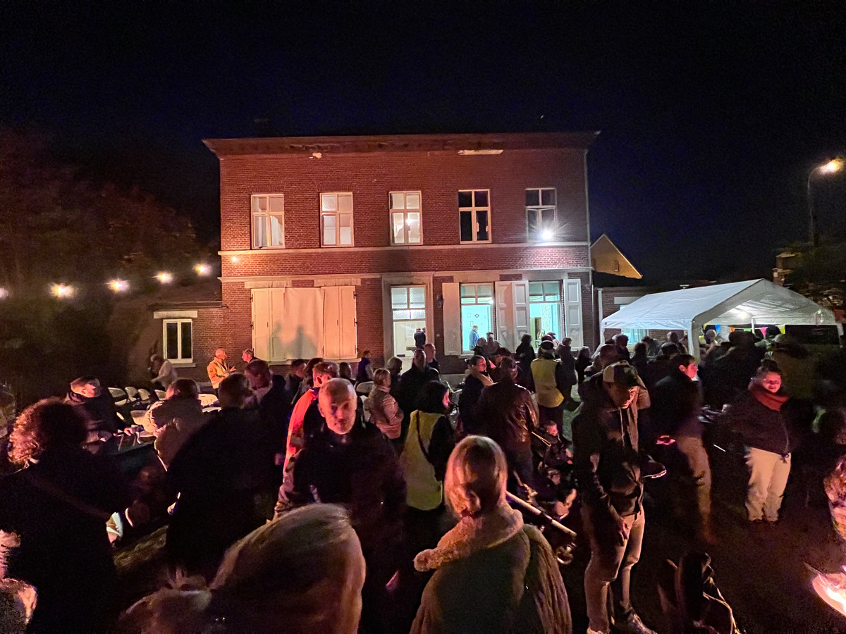 Fakkeltocht aan pastorie Helchteren is groot succes: “Site moet ontmoetingsplaats van het dorp ...