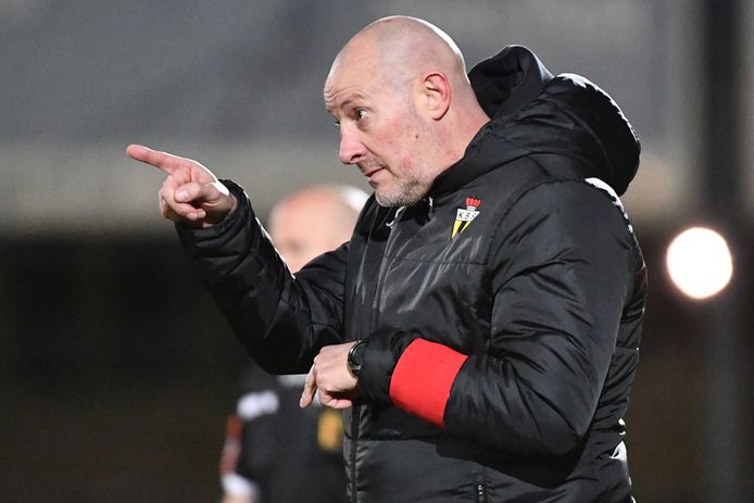 Berchem Sport-coach Geert Emmerechts gaat over de rooie in bijzijn van ...