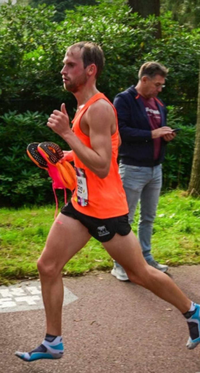 Bryan loopt laatste 7 kilometer halve marathon uit op kousen | Zele ...