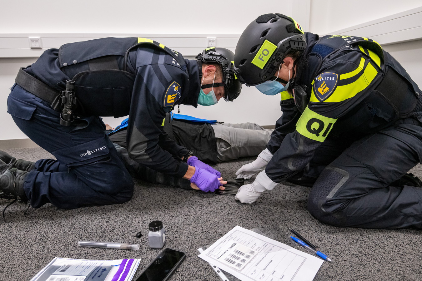 Op de vloer liggen negen slachtoffers tussen de patronenhulzen: zo ...