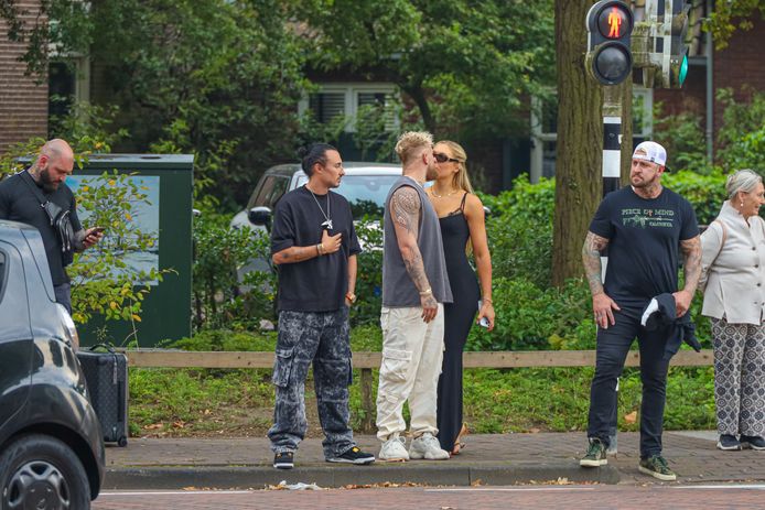 Jutta Leerdam neemt vriend Jake Paul mee naar poffertjeskraam in Laren ...