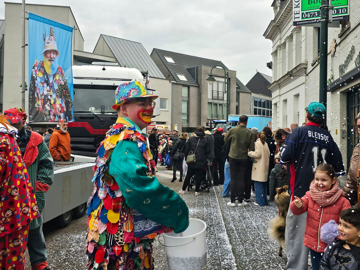 KIJK. Peer Stoet moet het wegens panne zonder echte prinsenwagen ...