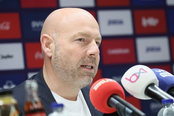 Brian Riemer op eerste persconferentie als Anderlecht-coach: “Sta aan ...