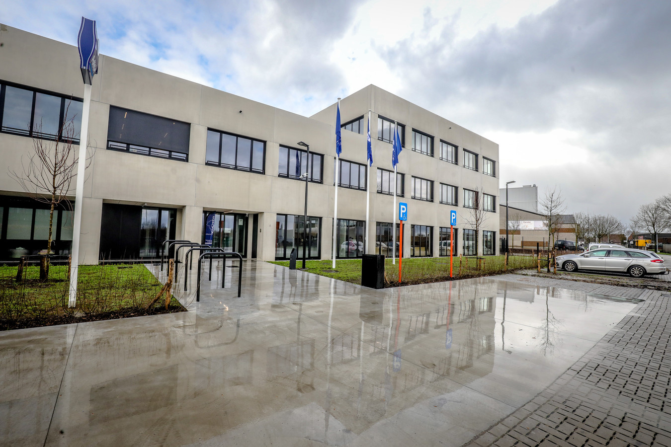 Modern cellencomplex, ruime bureaus en een commandocentrum: politiezone ...