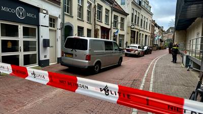 Politie zet straat in hartje Arnhem af na vondst lichaam in woning - Oozo.nl