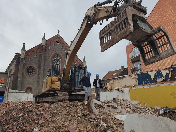En daar zie je plots de Paterskerk: sloopwerken in hartje Eeklo gestart ...