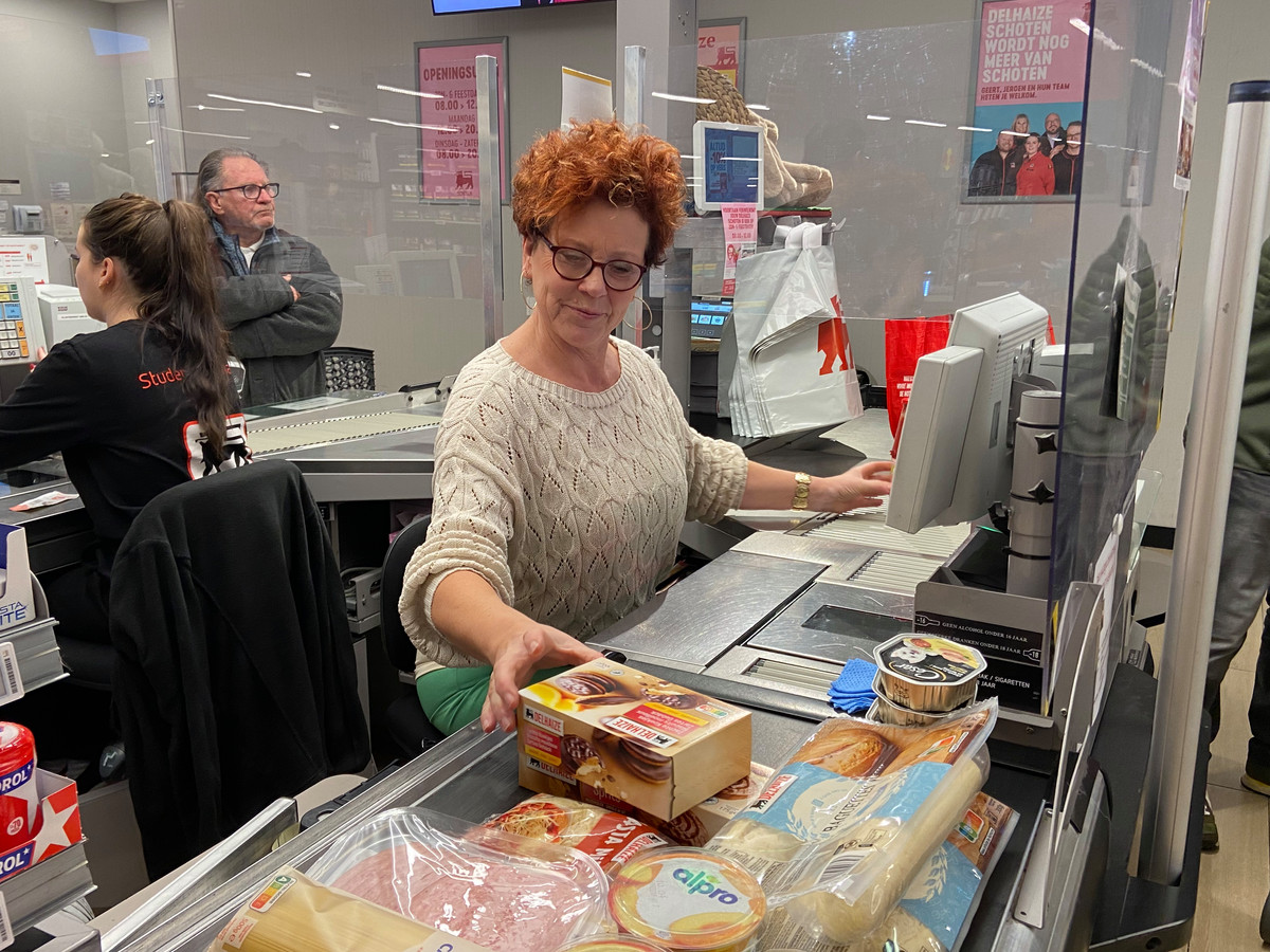 KIJK. Bart & Béa bemannen kassa van Delhaize in Schoten voor ...