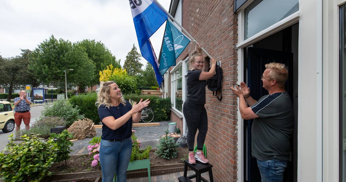 Verrassing! Leraren brengen taart, vlag en cijferlijst langs bij ...