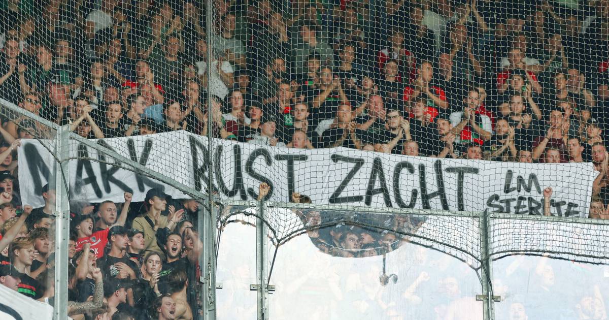 PSV-supporters prijzen collega's van NEC na waardig spandoek in het ...