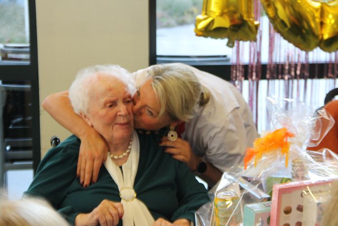 Maria Labeeuw viert honderdste verjaardag : “Alles rustig aan doen en ...