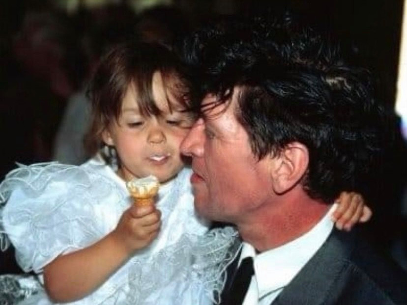 Holly Mae Brood over haar biologische vader: ‘Wat maakt het eigenlijk ...