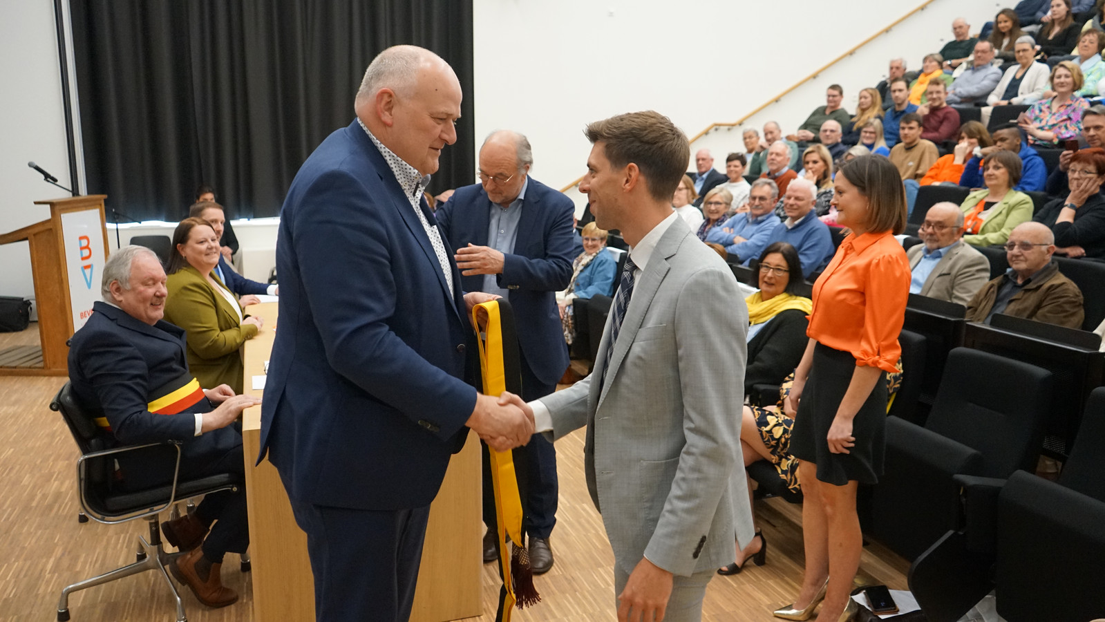 Lien Van Dooren en Jeroen Verhulst leggen eed af als schepen, Raf Van ...