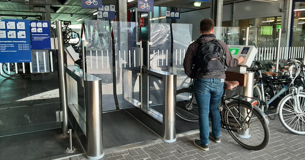 Wekelijks fietsen gestolen uit bewaakte stalling bij station Bergen op ...