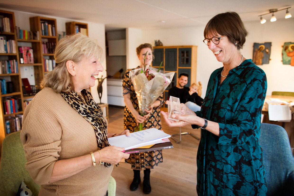 ‘Uit elkaar’ van Bette Westera wint Gouden Griffel, Penseel naar ‘Hup ...