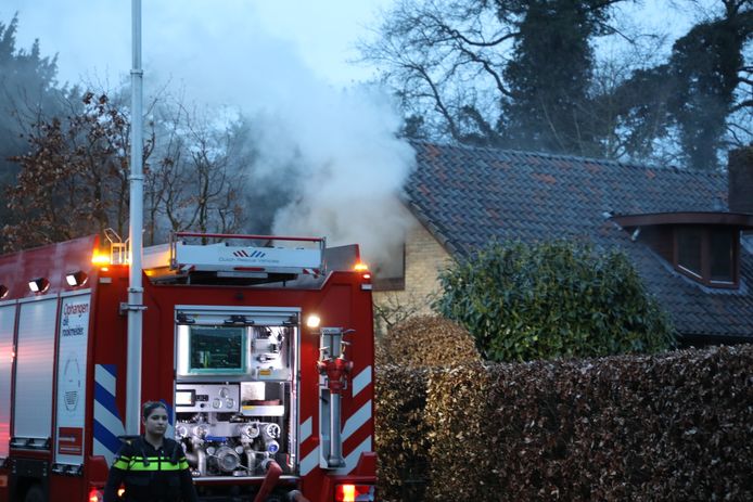 Flinke brand in huis in Hoevelaken: veel rook te zien in de omgeving ...