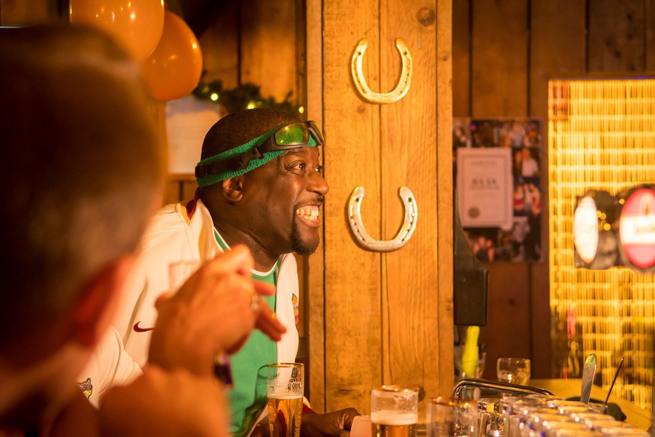 Rapper Def Rhymz neemt videoclip op in Houtens café: ‘Ik ben gewoon ...