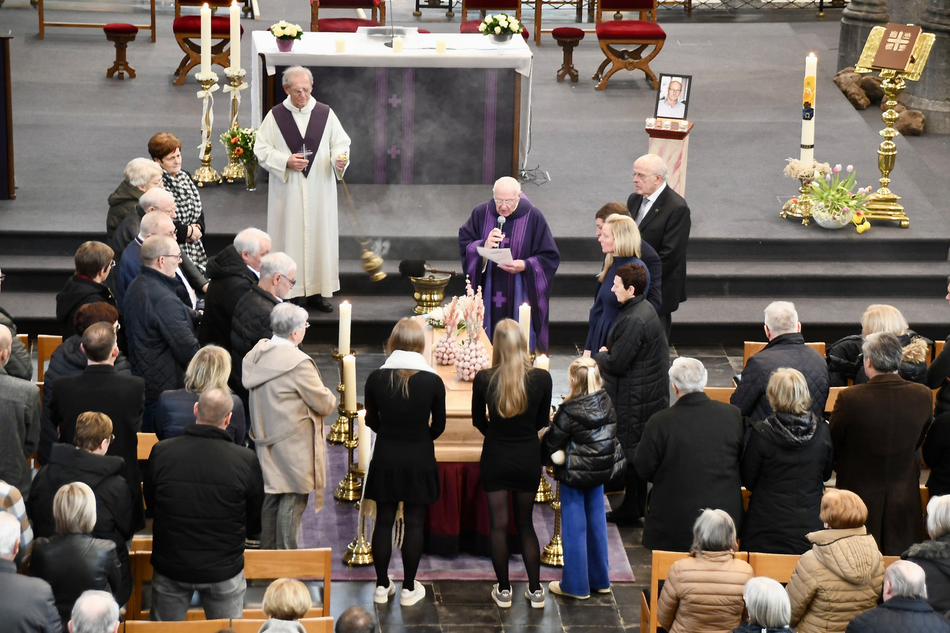 Kleindochters nemen afscheid van opa Luc (75), die stierf in vlammenzee: “Elk jaar kreeg ik van ...