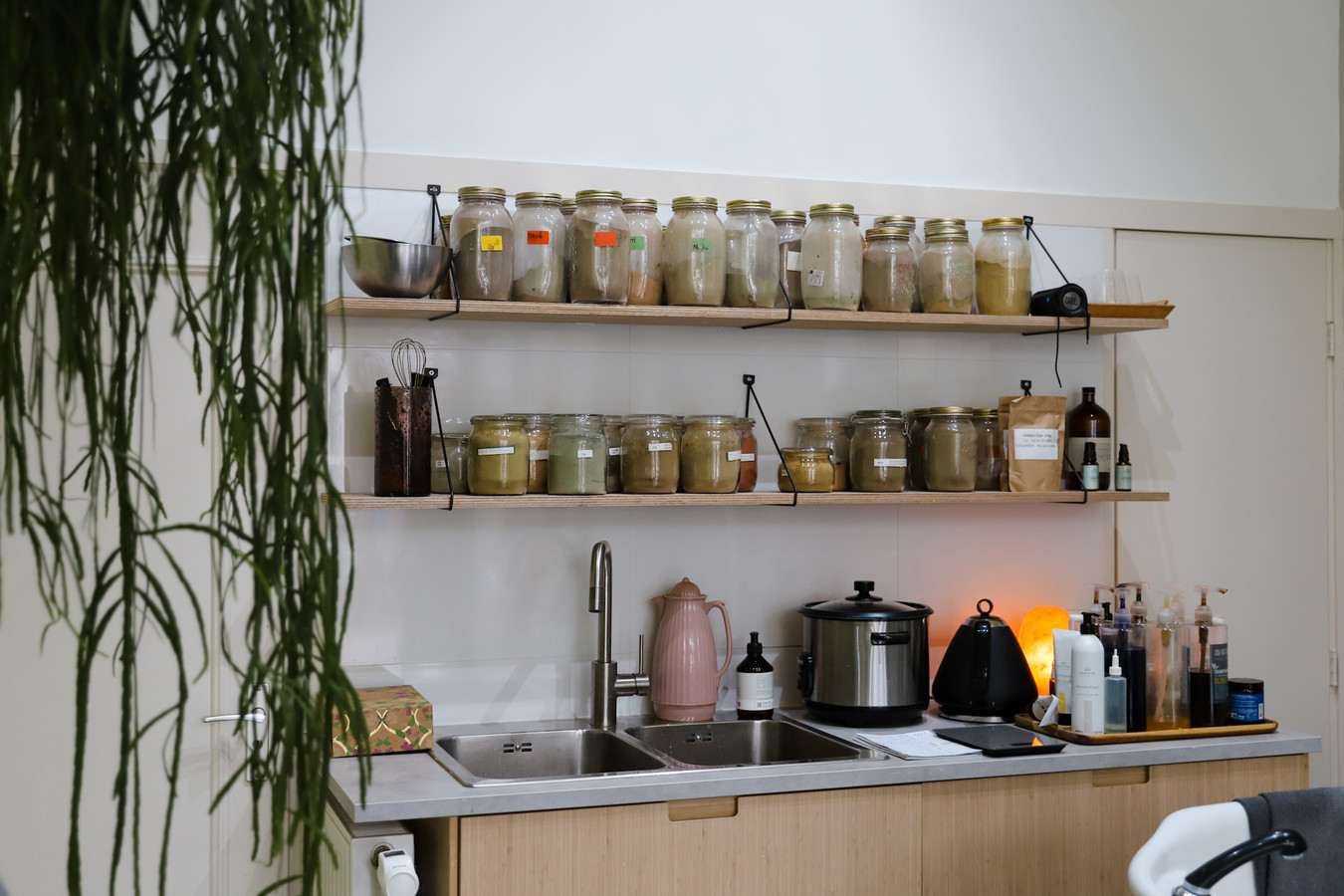 De Groene Krul is de eerste natuurkapper van Delft: 'Producten worden ...