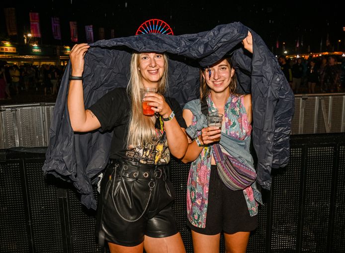 IN BEELD. Daar is de regen, daar zijn de poncho's | DE FESTIVALZOMER ...