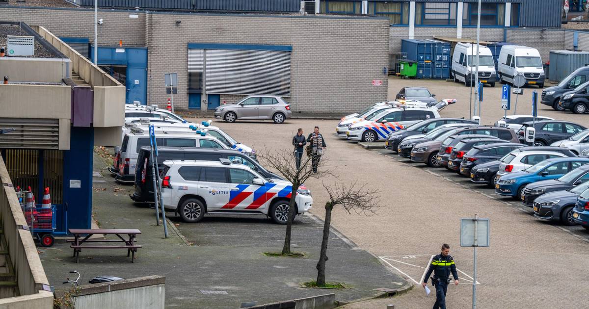 EOD ruimt mogelijk explosieve stof op bij politiebureau in Eindhoven, politiebureau tijdelijk ...