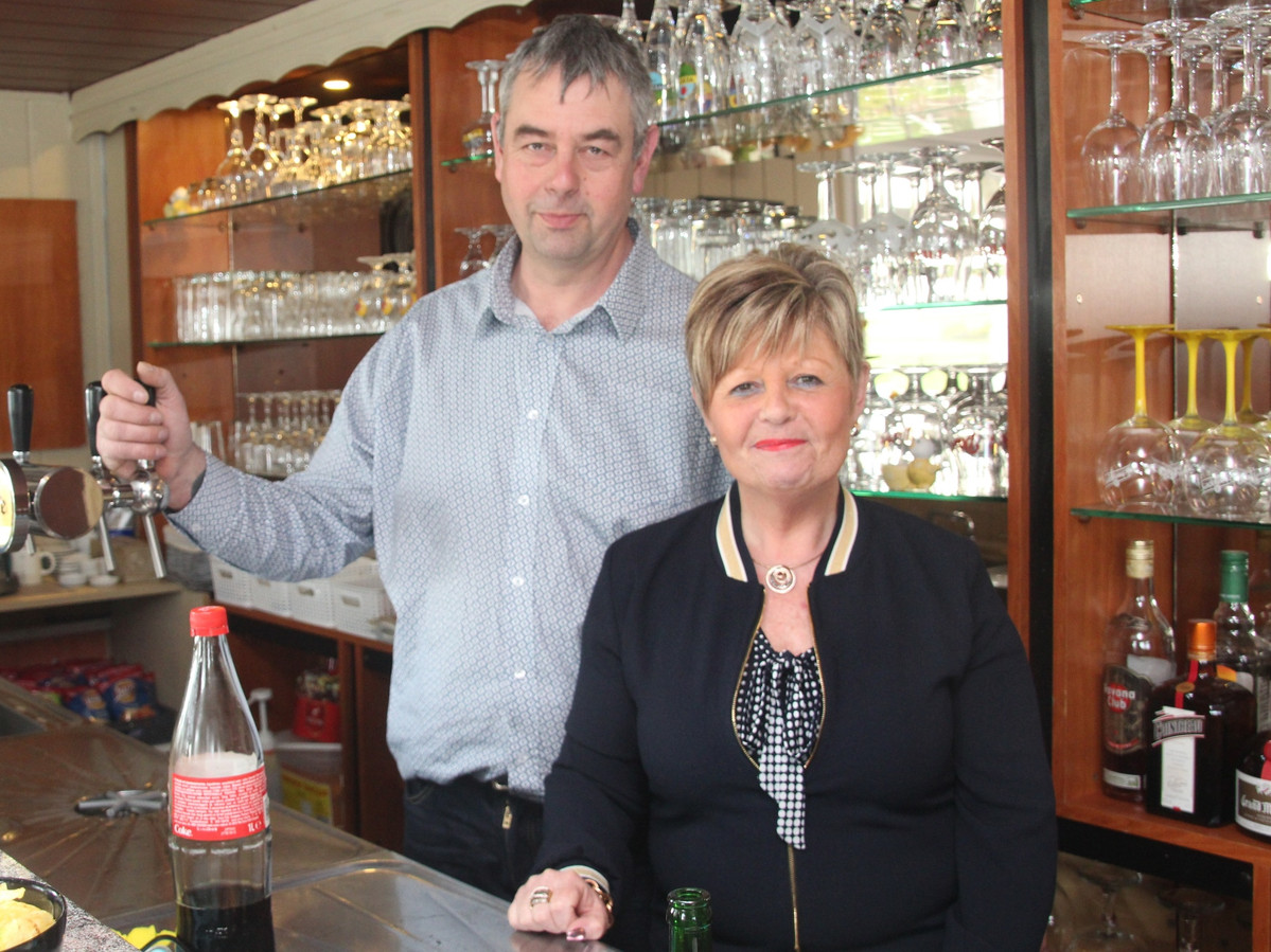 Marleen en Peter voortaan achter tapkraan van Café Revue | Foto | hln.be Marleen en Peter voortaan achter tapkraan van Café Revue | Foto | hln.be