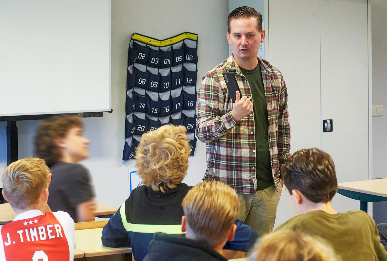 Leerlingen als proef één dag zonder mobiel: ‘We kregen de neiging met ...