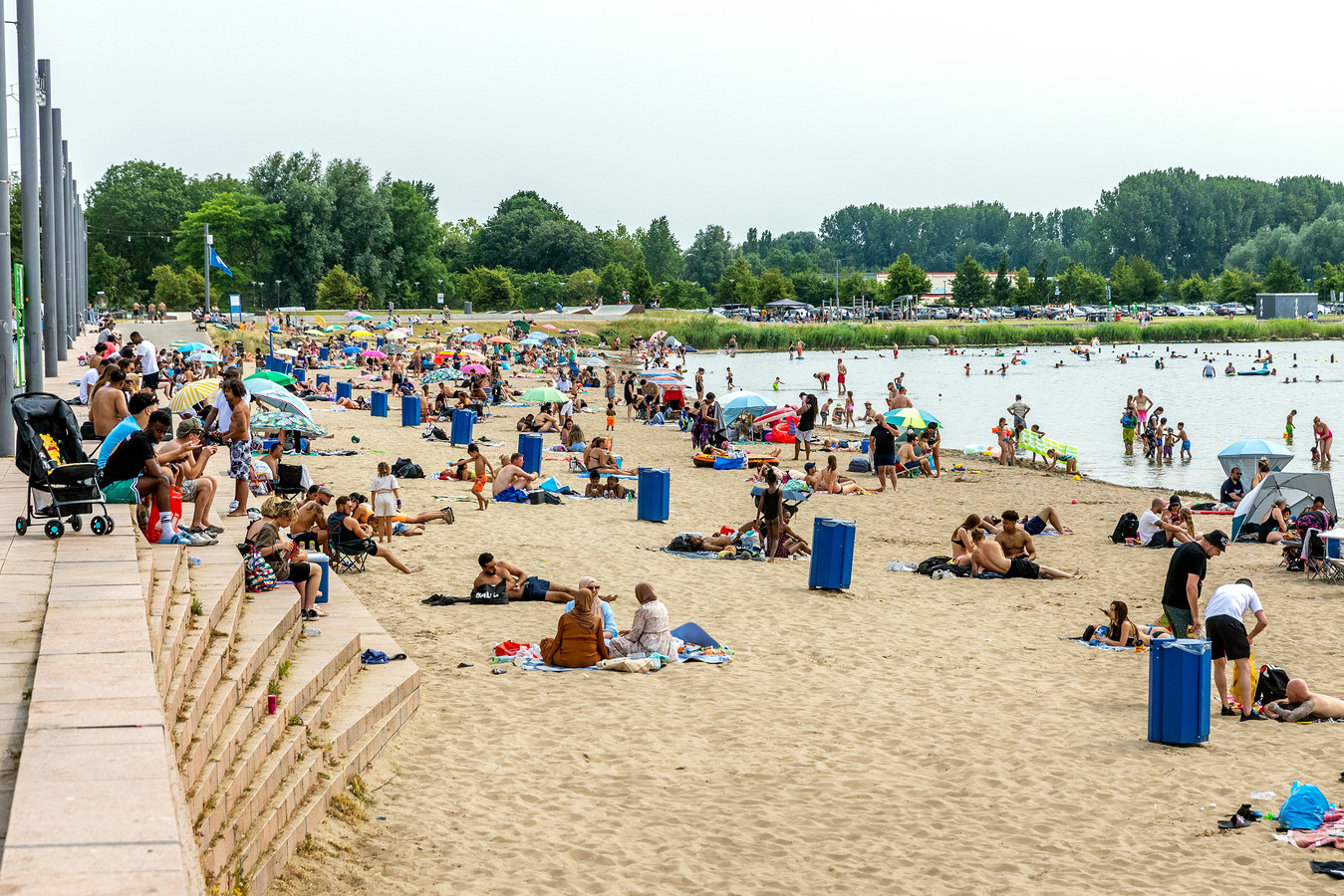 Dringende oproep aan ouders op het strand: ‘Leg die telefoon weg en let ...